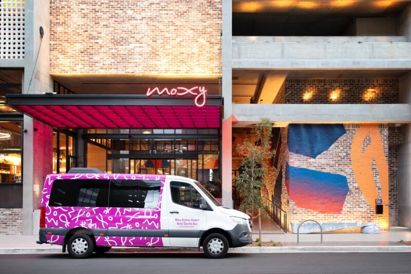 Moxy Sydney Airport - Exterior with Moxy Shuttle Bus - เดอะพับลิกโพสต์